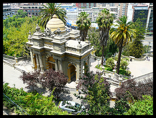 Au pied des Andes, la capitale Santiago du Chili est la plus grande ...
